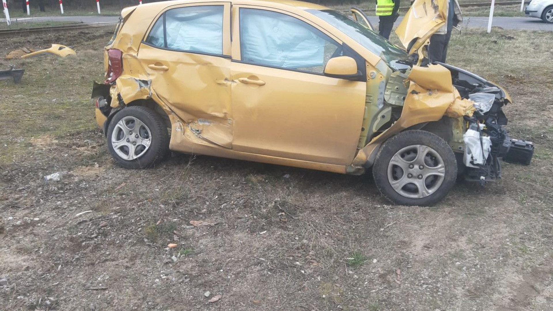 Samochód osobowy zderzył się i z Intercity na przejeździe kolejowym ...