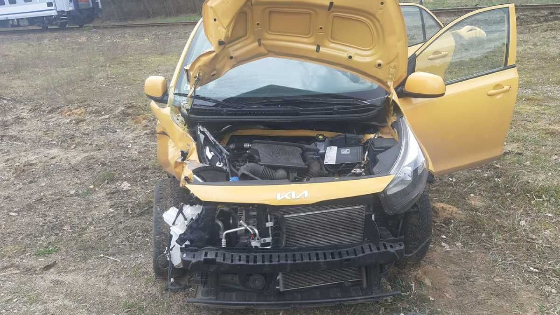 Samochód osobowy zderzył się i z Intercity na przejeździe kolejowym ...